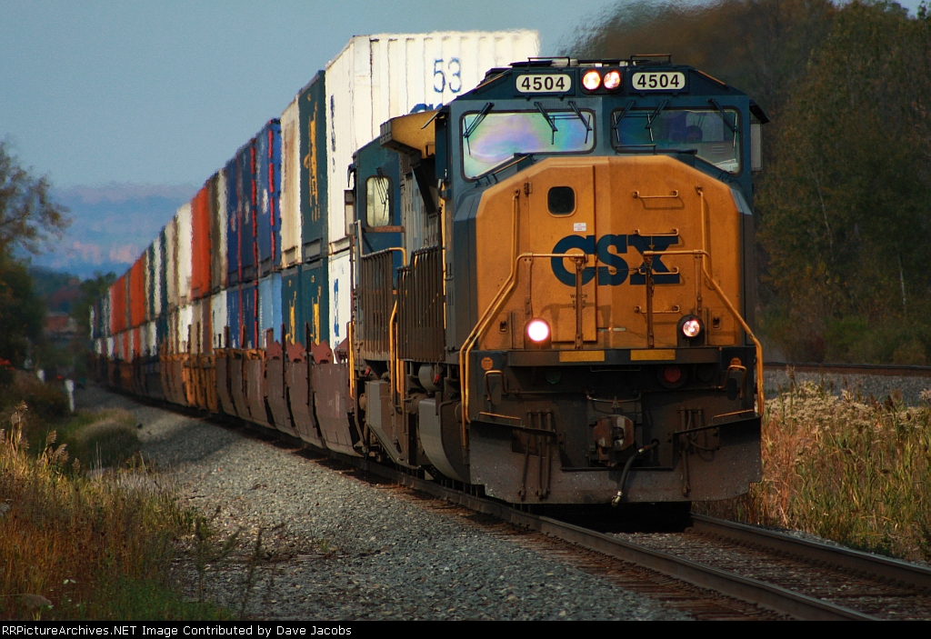 CSX 4504 on an eastbound stacker into the yard